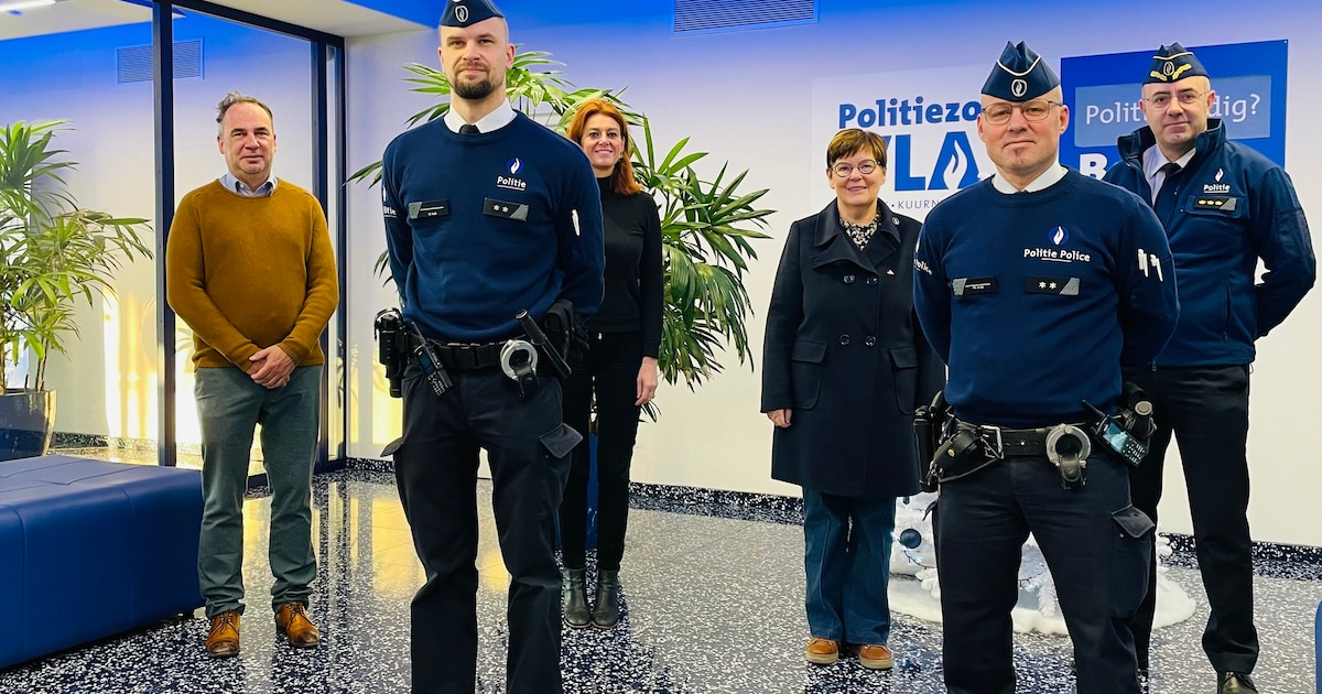 Twee nieuwe agenten voor politiezone Vlas | Kortrijk | HLN.be