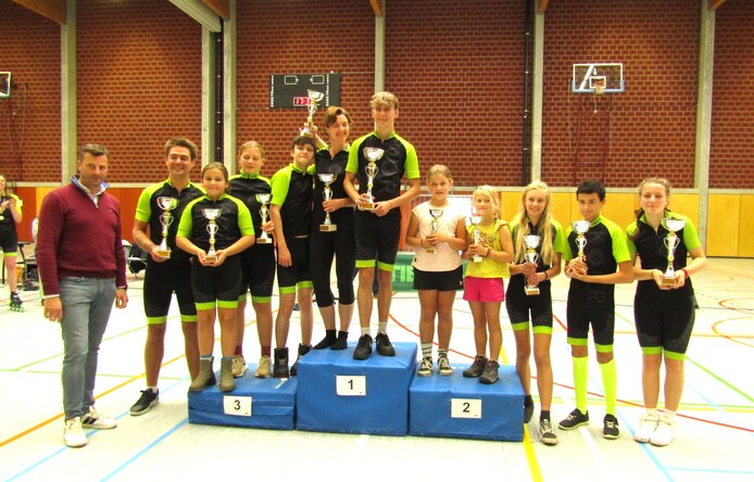 Leden van skeelerclub Keep On Rolling reden hun kampioenschap in ...