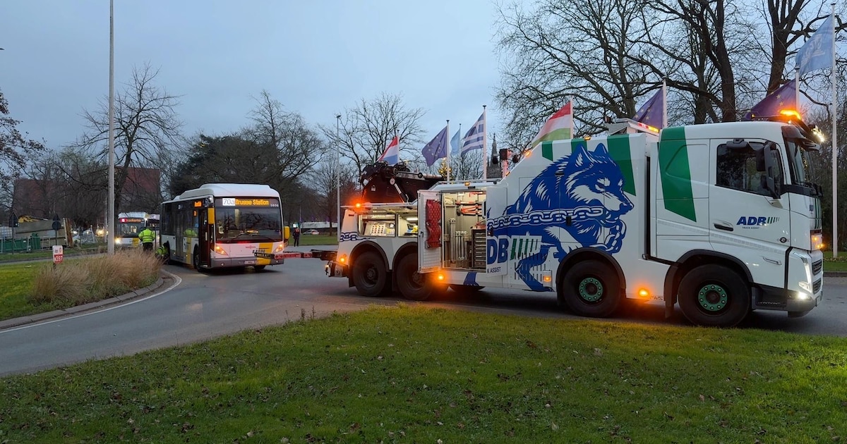 Twee bussen van De Lijn botsen tegen elkaar aan station in Brugge ...