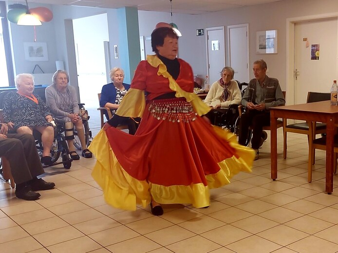 Oekraïense vluchtelinge Tina brengt kleurrijke show naar ...