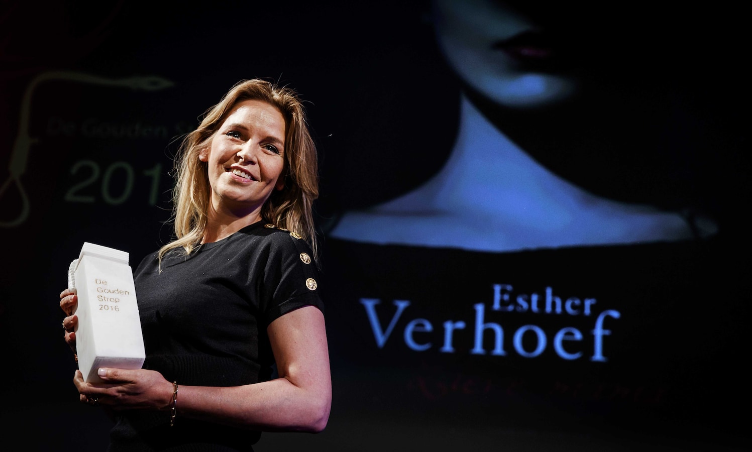 Gouden Strop voor schrijfster Esther Verhoef | Foto | hln.be