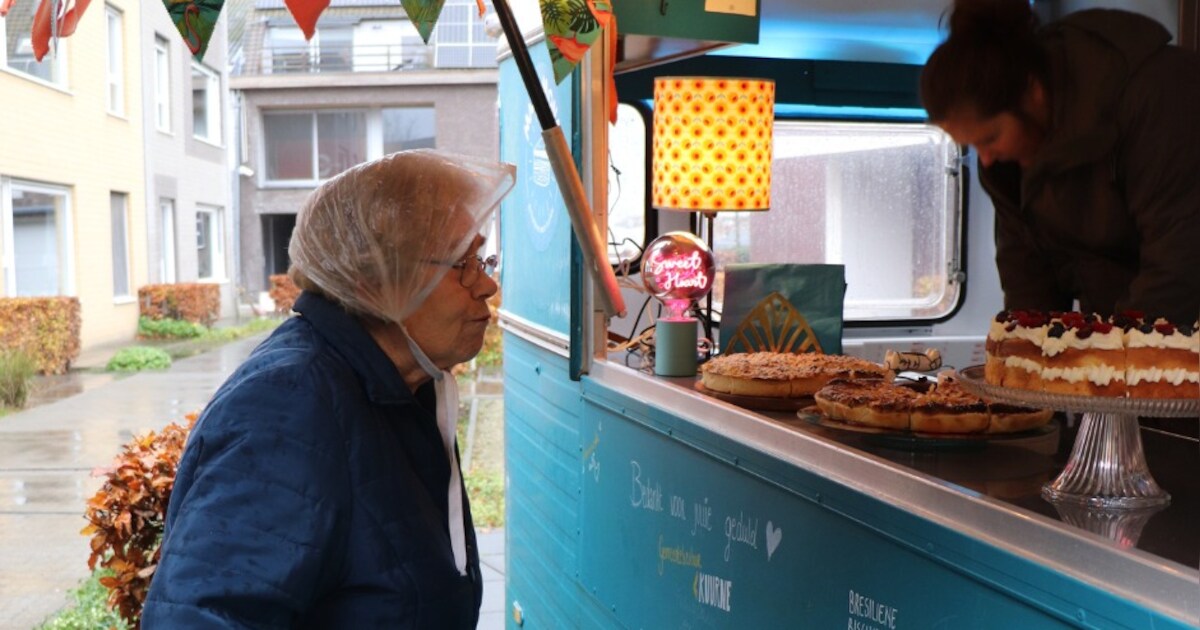 Een taartje voor de bewoners van woonzorgcentrum Evarist Carpentier ...