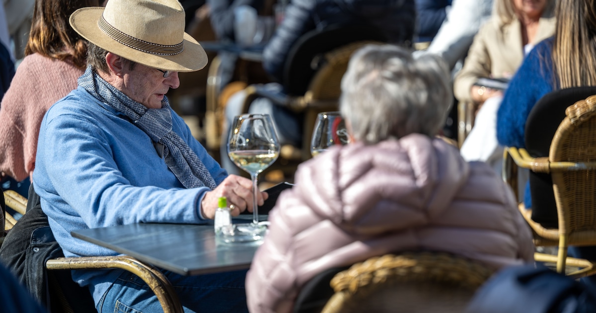300 glazen witte wijn en de bontjassen blijven aan: onze reporter ...