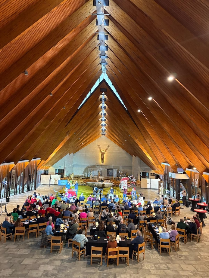 Weekwatchers strijkt neer in Sint-Pieterskerk: Eric Goens wint van Bart ...
