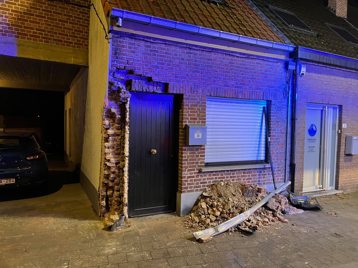 Chauffeur rijdt in op gevel van woning in Reet en pleegt vluchtmisdrijf ...