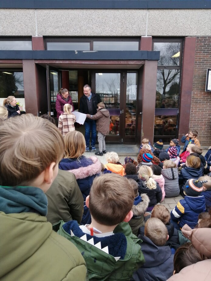 Leerlingen schenken opbrengst hotdogverkoop weg voor voedselbedeling ...