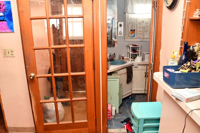 Man (32) van amper 30 kilogram ontdekt in huis in VS: “Stiefmoeder ...