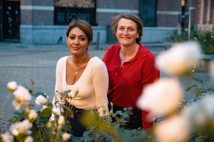 Borgerhouts districtsburgemeester Marij Preneel (Groen) geeft de sjerp door aan schepen Mariam ...