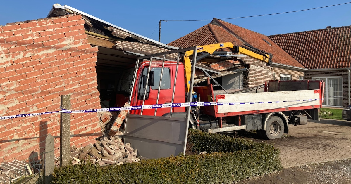 Vrachtwagenchauffeur wijkt uit voor tegenligger en rijdt dubbele garage binnen in Moorsele: “Ik ...