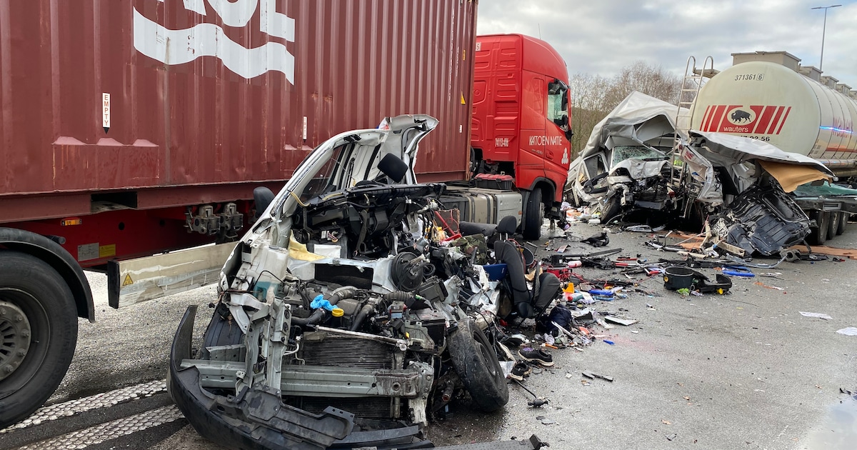 Drie vrachtwagens en auto botsen op A12 in Stabroek: politie roept op ...