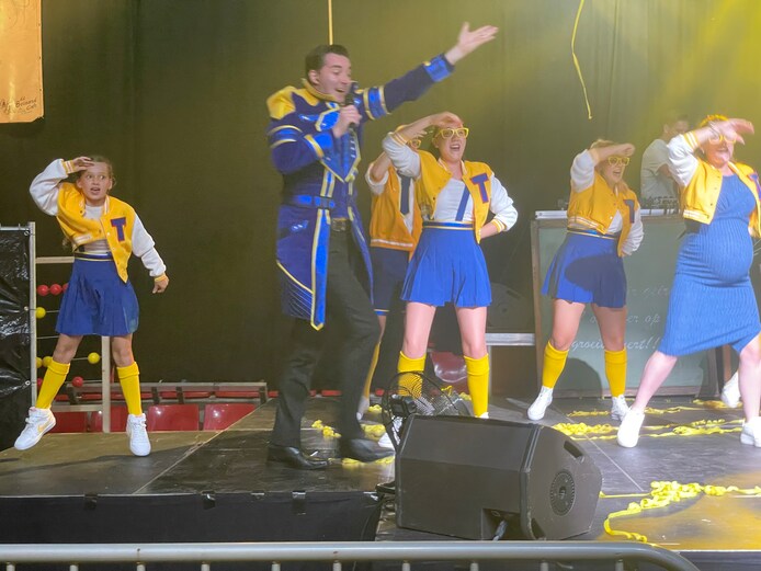 Kandidaat-prins Timo bouwt feestje in het Forum: “Al hard aan het ...