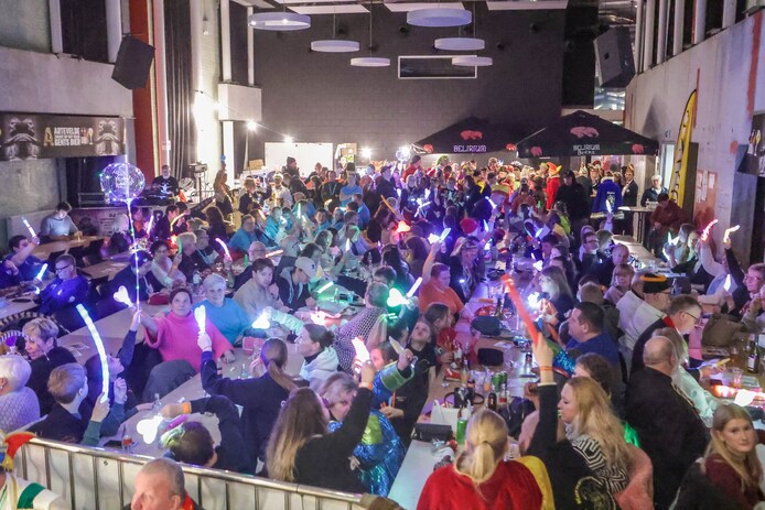 Kelly wint de scepter en is Prinses Carnaval Ledeberg 2025 | Gent | hln.be