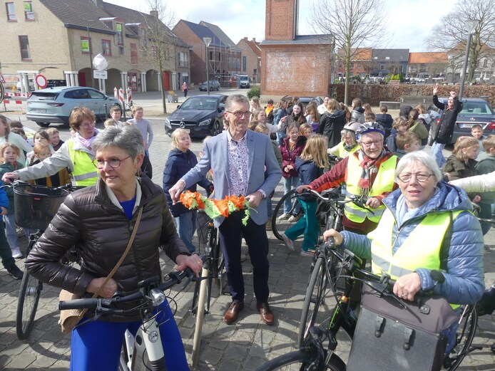 ‘Meester Patrick’ fietst voor de laatste keer naar zijn school in ...