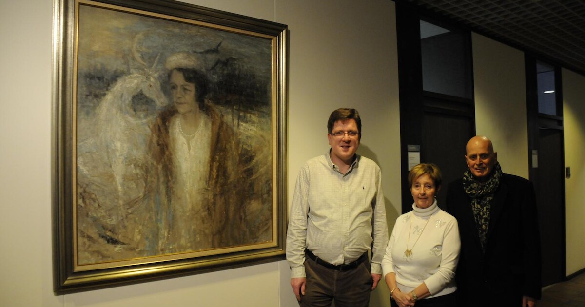 Ereburger hangt opnieuw in stadhuis | Tienen | HLN.be