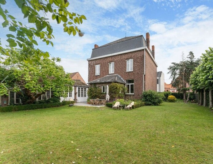 HUIZENJACHT. Emelgem, een dorp binnen de stad met heel wat troeven ...