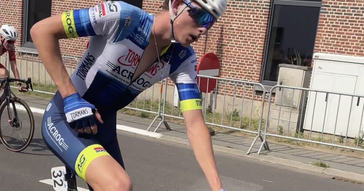 Net als Mathieu van der Poel krijgt Maxime Smits een bidon op zich ...