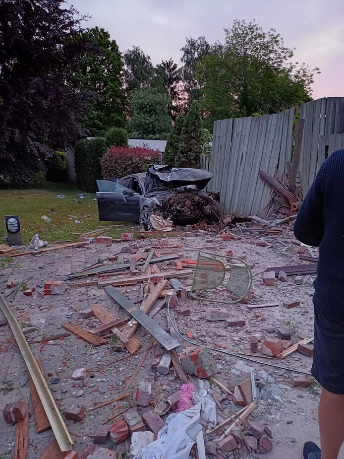 KIJK. Woning onbewoonbaar nadat auto zich in gevel boort in Lichtaart | Kasterlee | hln.be