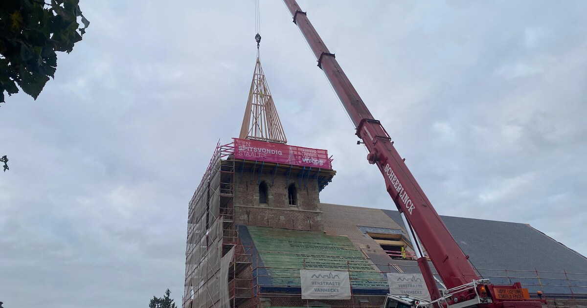 Massale belangstelling in Galmaarden: inwoners zien afgebrande kerk ...