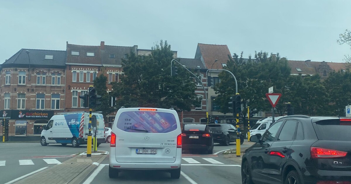 Verkeerslichten aan kruispunt R40 en Nieuwe Wandeling zijn defect | Gent | HLN.be