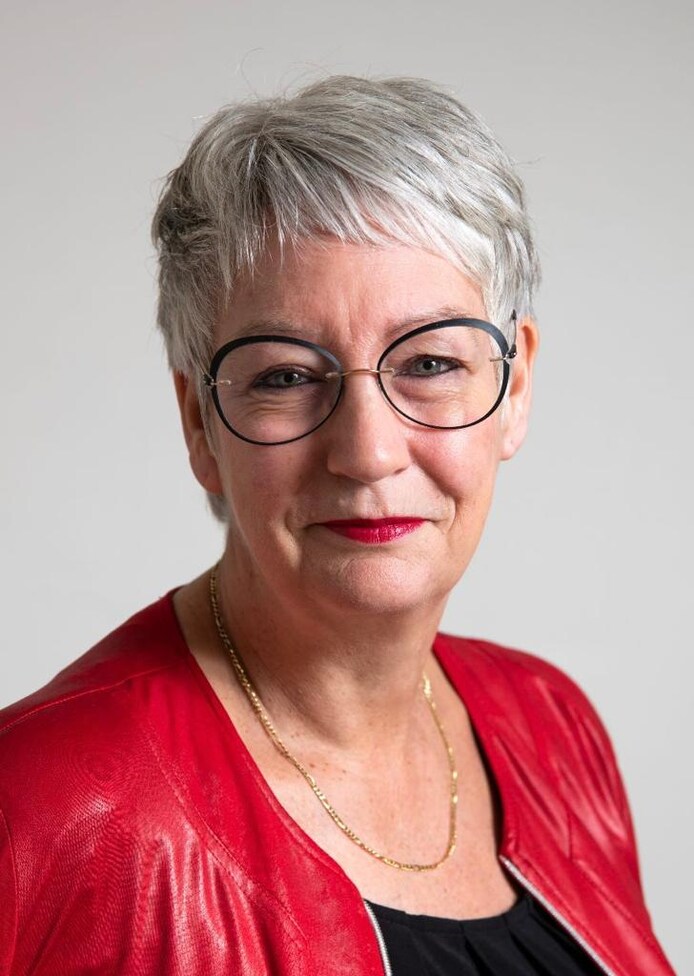 Alphen-Chaam haalt nieuwe gemeentesecretaris uit Limburg: Els van der ...