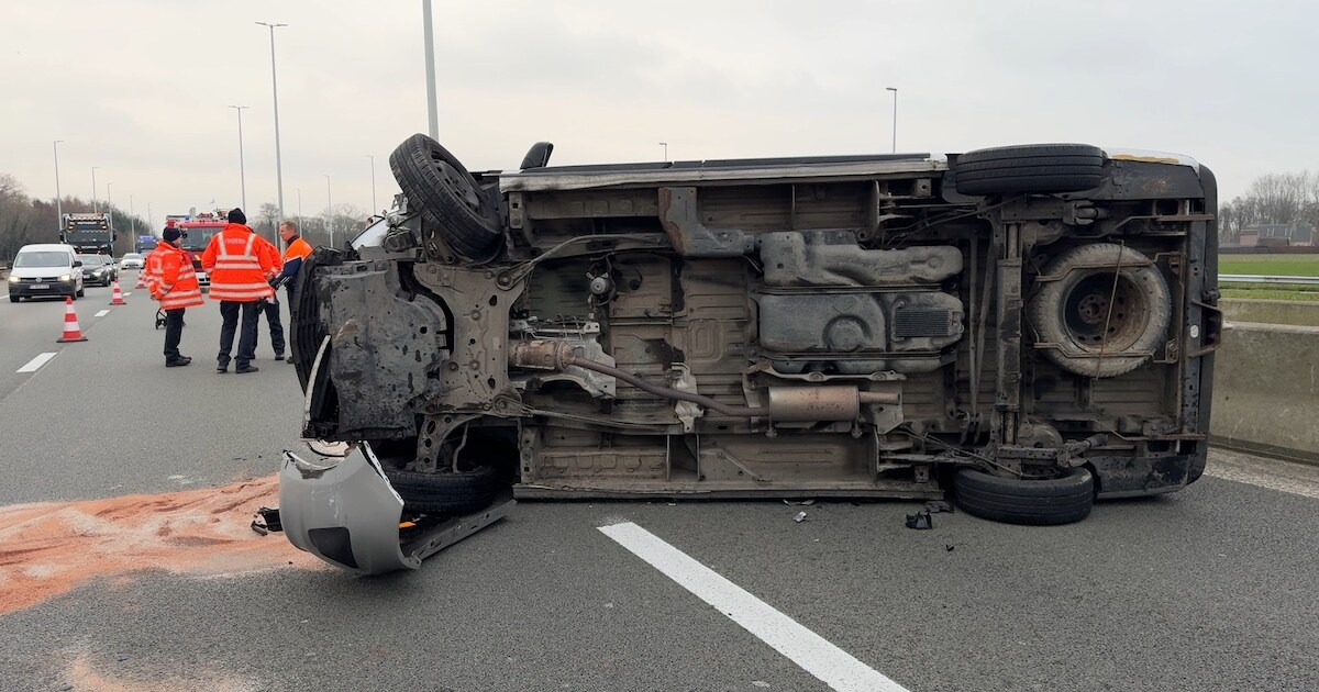 Bestelwagen belandt op zijkant op E40 in Jabbeke | Jabbeke | HLN.be