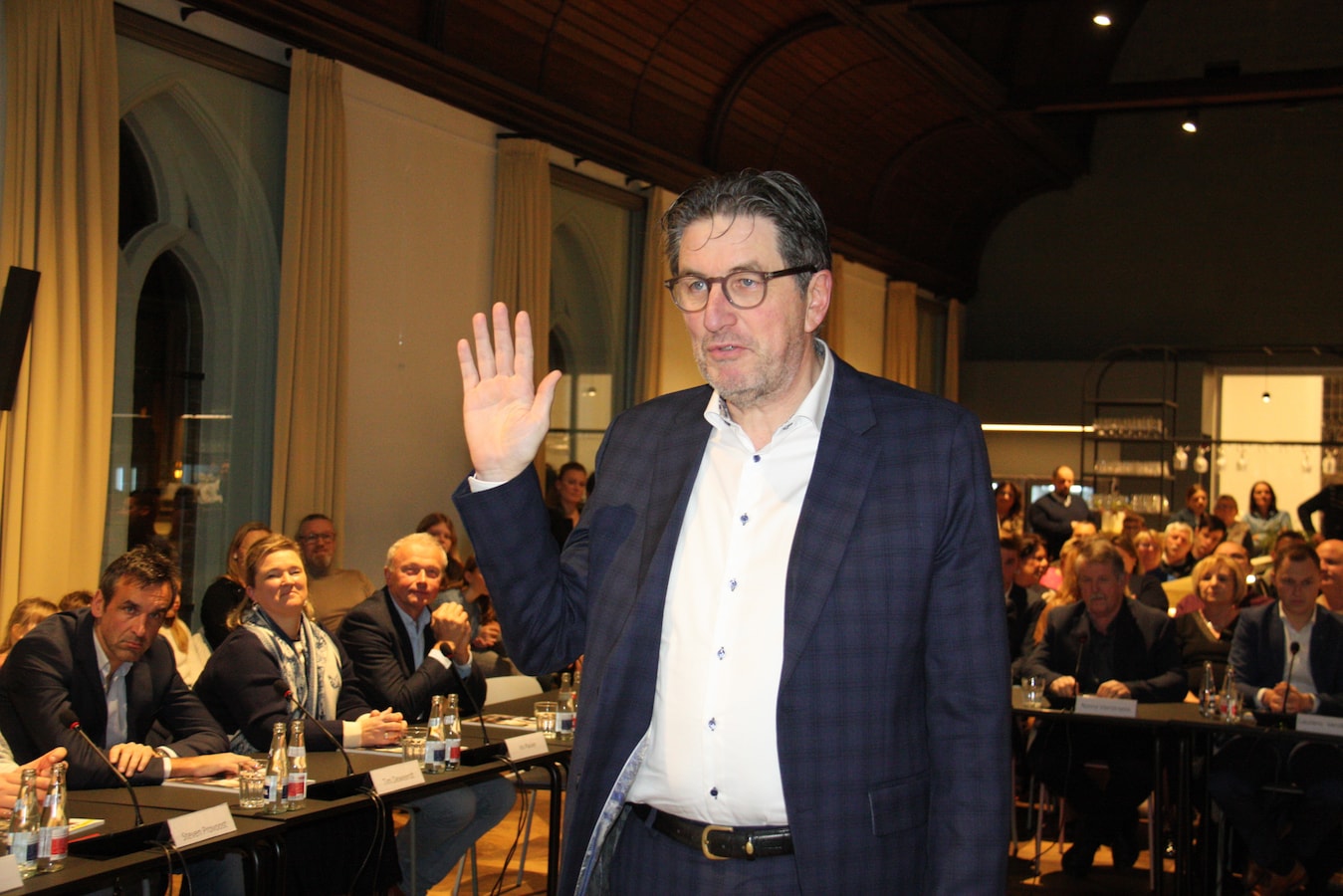 IN BEELD. Zo legden de nieuwe raadsleden hun eed af | Foto | hln.be