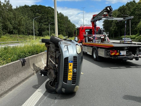 Ongeval op E17 in Waasmunster: auto kantelt na botsing, vrouw raakt ...