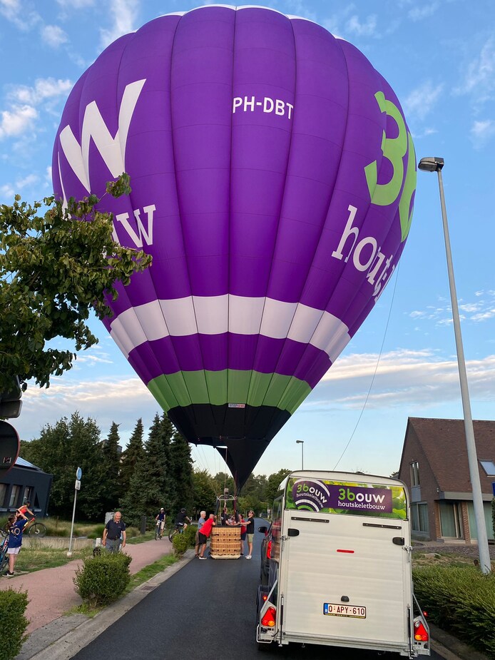 Luchtballon landt noodgedwongen op straat in Olen: “Zowel passagiers ...