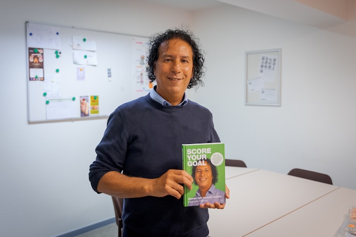 Mustafa Harraq (57) schrijft boek ‘Score your goal’: “Ik ben twee ...