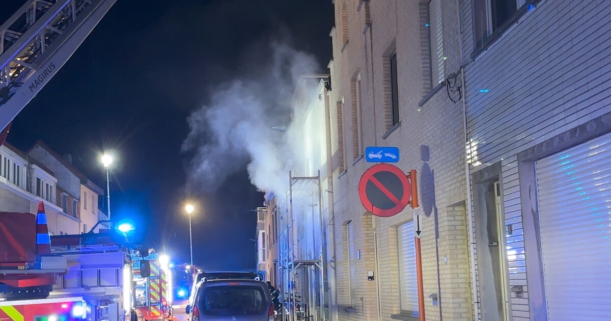 Rookmelder wekt slapende bewoner bij zware woningbrand in Blankenberge ...