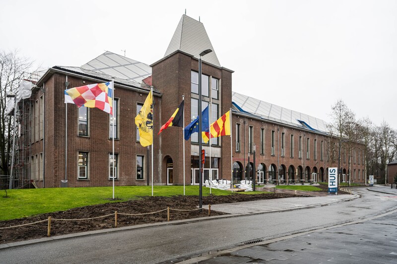 Topillustrator Carll Cneut sluit Jeugdboekenmaand af in stadhuis van ...