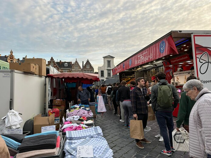 Brihang verkoopt derde plaat als echte marktkramer op Vrijdagmarkt ...
