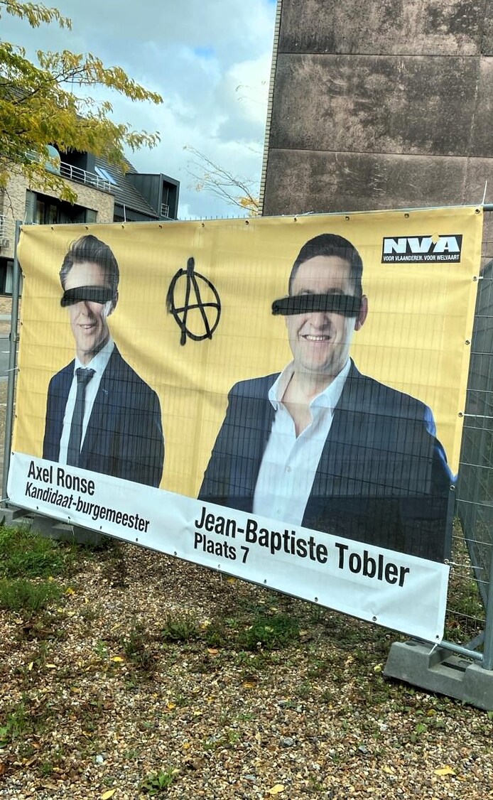 N-VA doeken gevandaliseerd, met niet mis te verstane bewoordingen ...