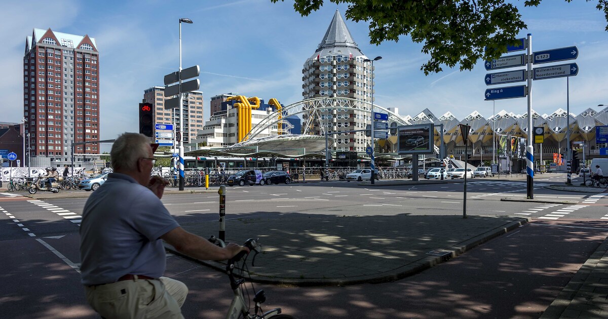 Man in trein bij station Rotterdam Blaak in gezicht gestoken, dader ...