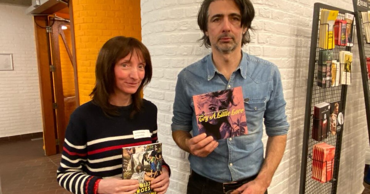 Dichteres Delphine Lecompte en zanger-muzikant Mauro Pawlowski spelen ...