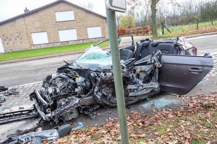 Brandweer bevrijdt vrouw en kindje uit auto na zware botsing met ...