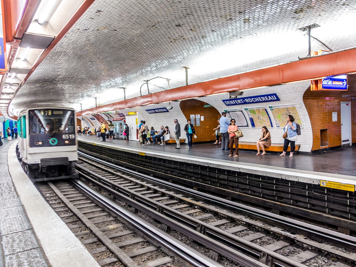 Slechtziende man (42) komt om het leven na val op metrosporen in Parijs ...