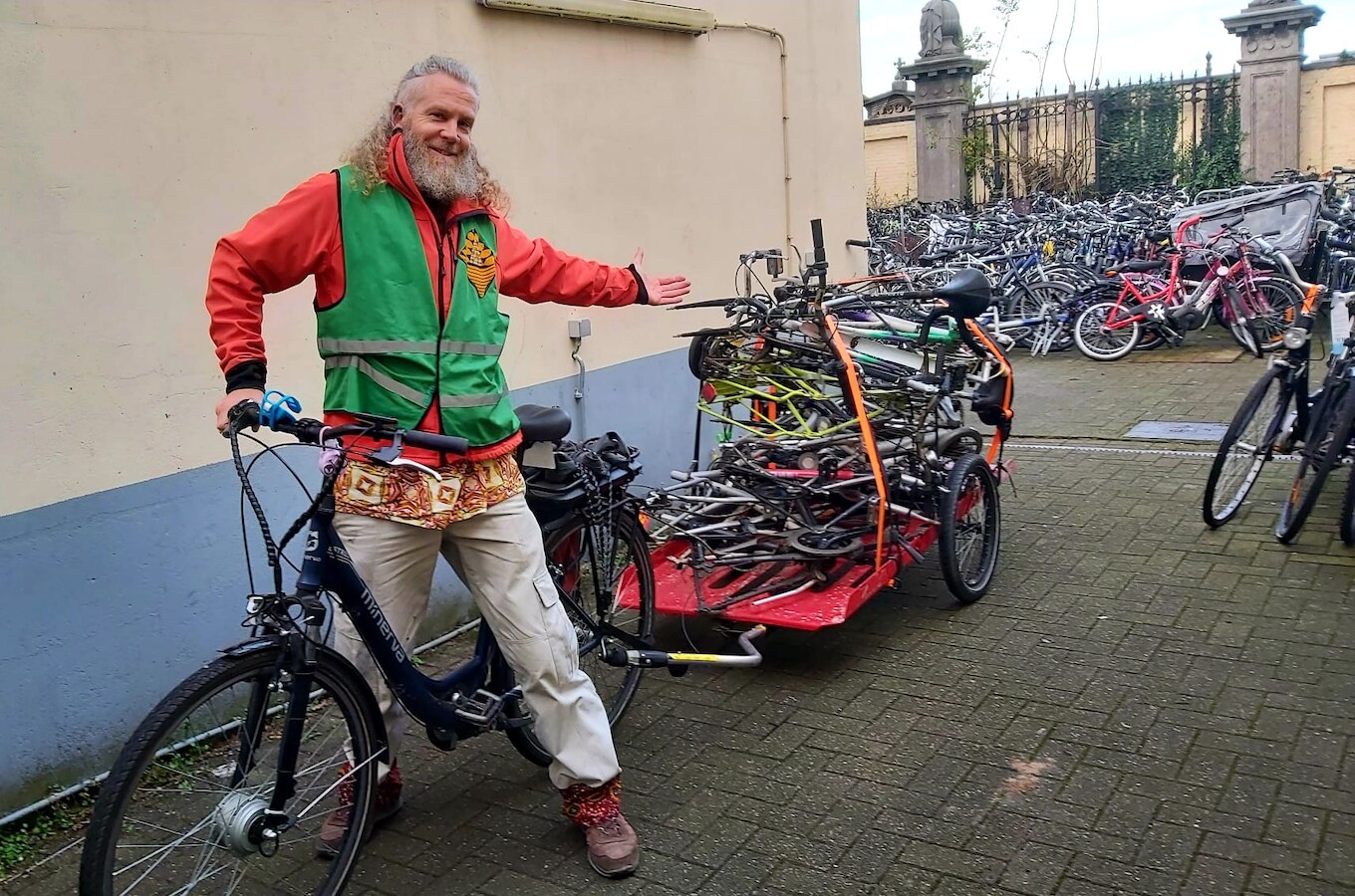 Benjamin (46) gaat viraal met video over een bizar fietspad in Jette ...