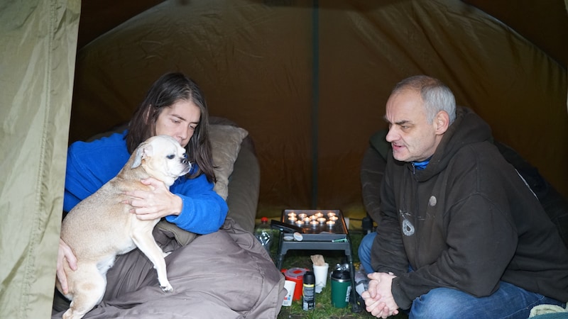 Robby (49) en Isabelle (43) slaan tentje op in voortuin van OCMW: “We ...