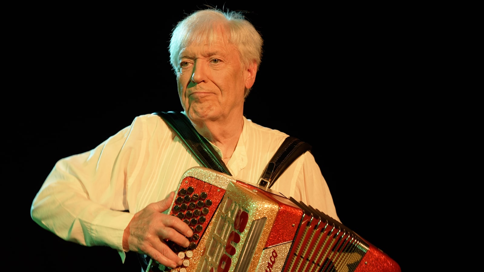 Jan Neef blaast Vlaamse klassieker nieuw leven in met moderne accordeon ...