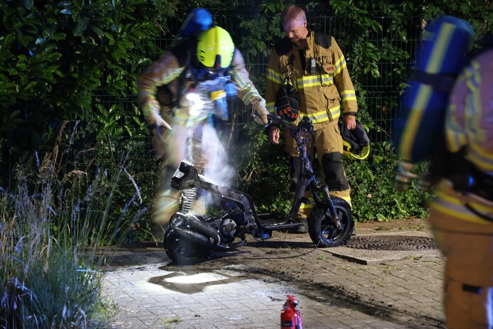 Bromfiets vat vuur tijdens tankbeurt in Denderbelle: alerte reactie van ...