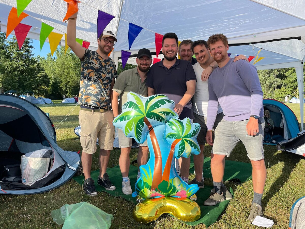 Eerste enthousiaste festivalgangers stromen toe aan ingang Rock Wechter ...