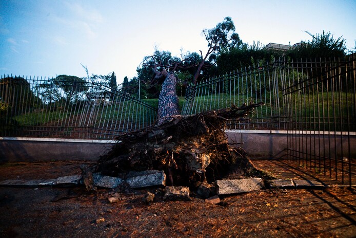Bliksem slaat in op Boog van Constantijn in Rome: "Het is duidelijk dat ...