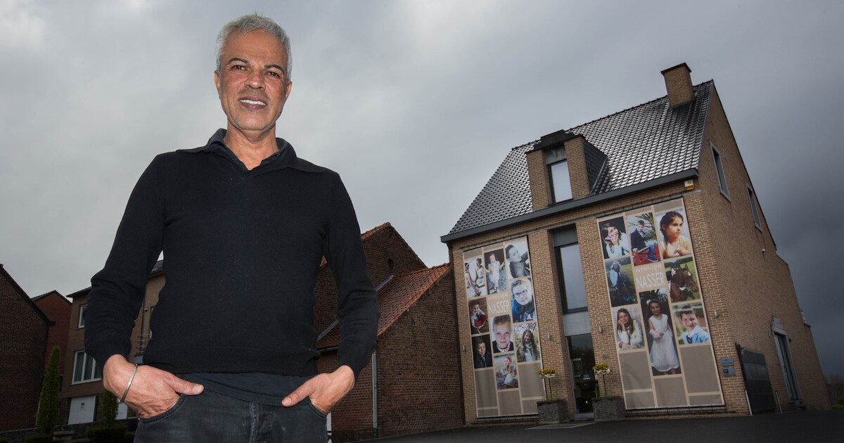 Kapper hangt gevel zaak vol foto's van communicanten | Bilzen | hln.be