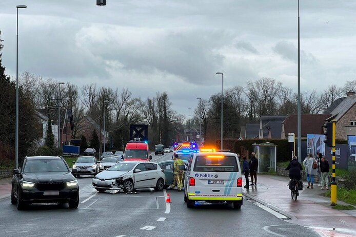 Leedsesteenweg afgesloten nadat geslipte oldtimer botst op kruispunt ...