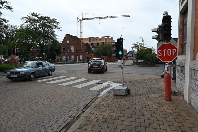 Tijdelijke verkeerslichten aan kruispunt Mena in afwachting van nieuwe exemplaren ...