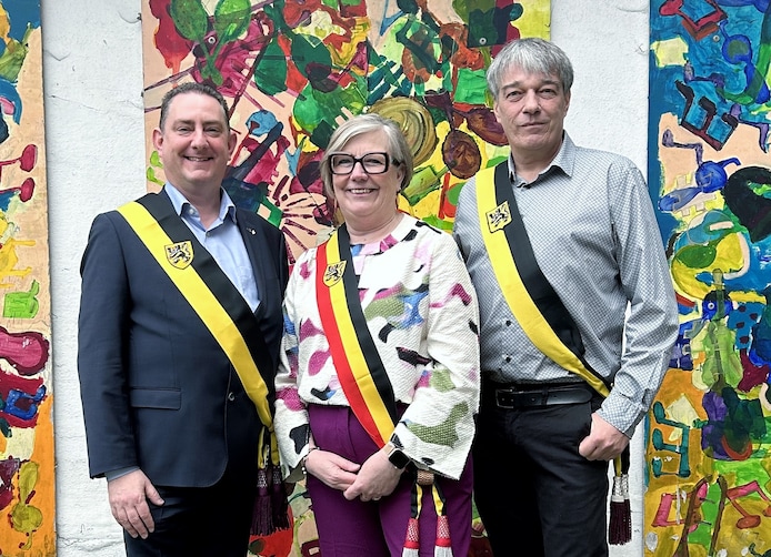 Verkiezingsoverwinning zindert na op drukke nieuwjaarsreceptie van ...