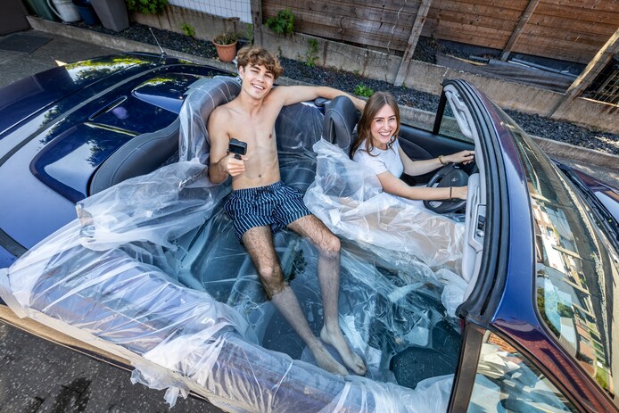 Senne (22) tovert oude wagen van oma om tot zwembad en scoort hit op TikTok: “Mensen lachen en ...