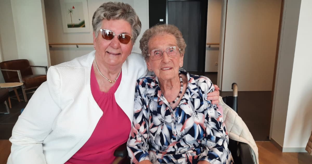 Dankzij De Droomfabriek staan Jeanne (98) en Jeanine (78) pintjes te ...