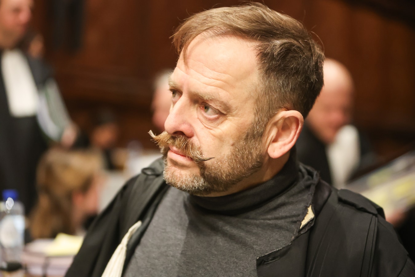 “Ik ben ook een mens, hè. Ik ben geen monster.” Beschuldigde Andrew ...